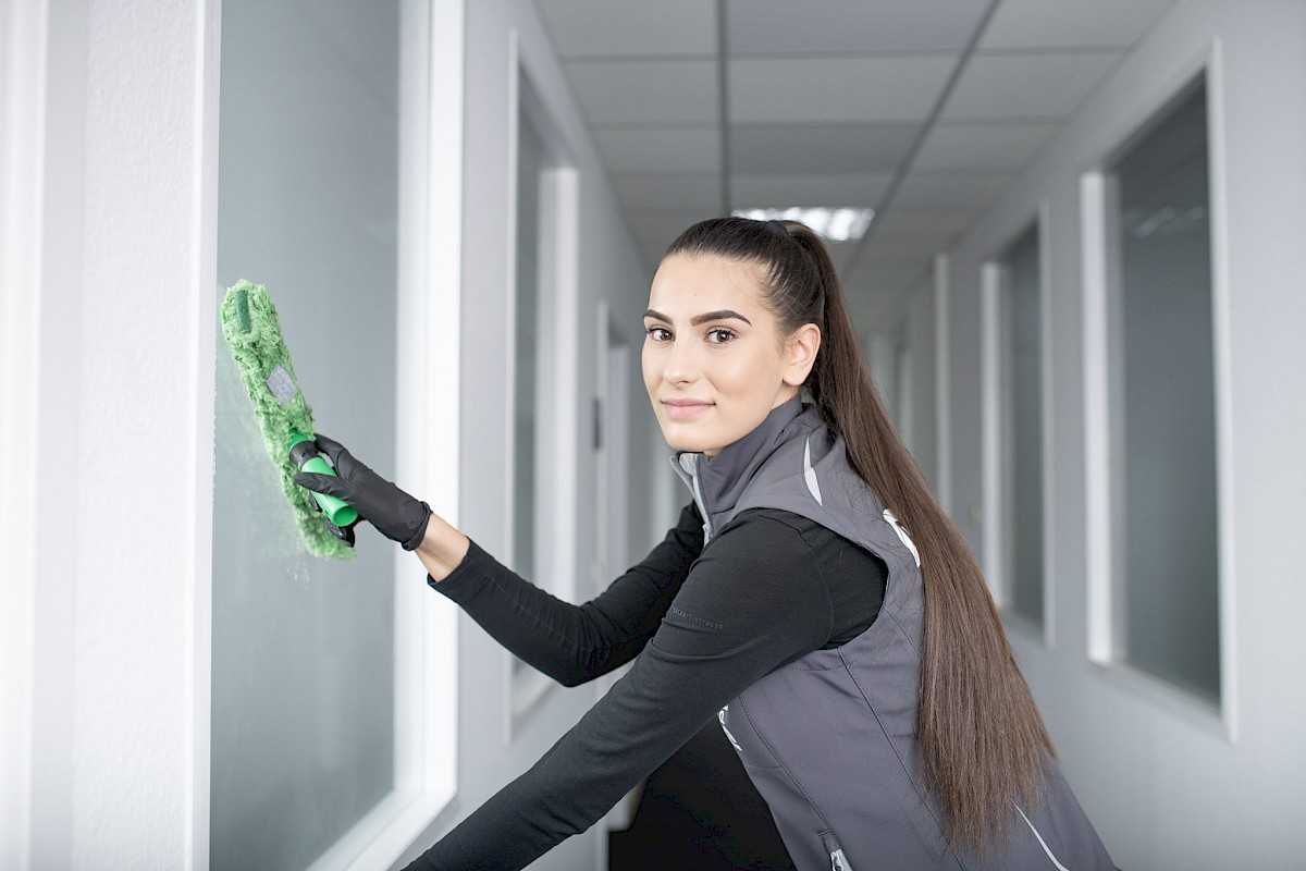 Abfallmanagement, Facility Management & Mülltonnenreinigung | PETERS GmbH